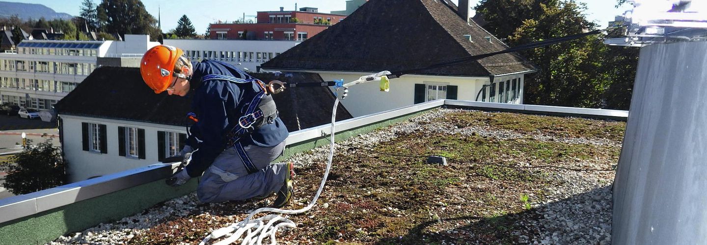 Arbeiten auf Dächern: Anschlageinrichtungen | Richtlinien